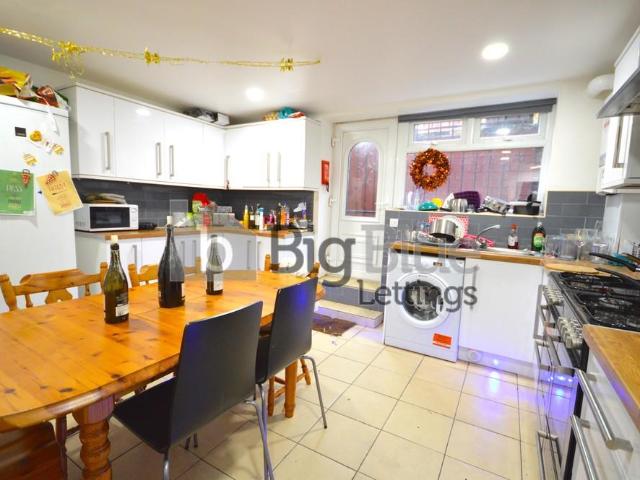 6 bedroom terraced house to rent