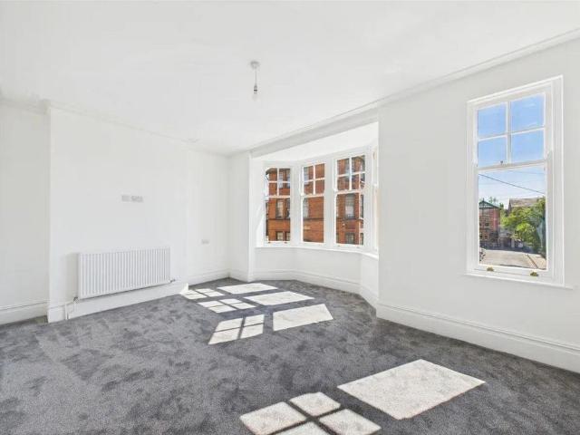 6 bedroom terraced house to rent