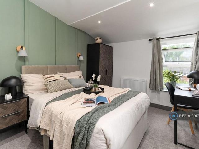 6 bedroom terraced house to rent