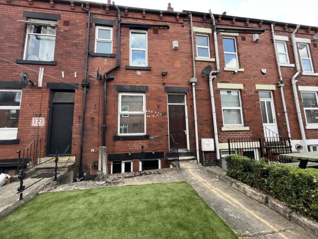 6 bedroom terraced house to rent