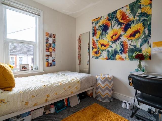 6 bedroom terraced house to rent