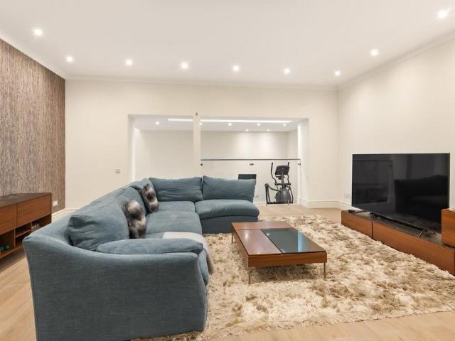 6 bedroom terraced house to rent