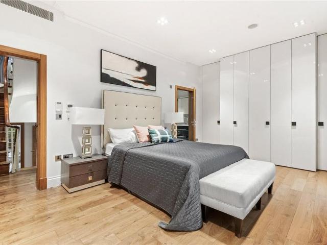 6 bedroom terraced house to rent