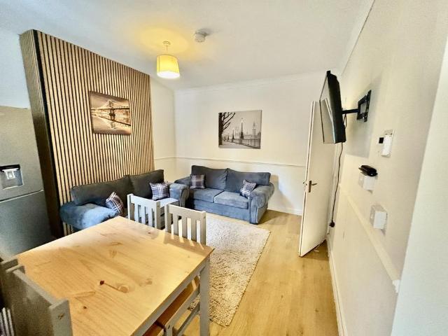 6 bedroom terraced house to rent