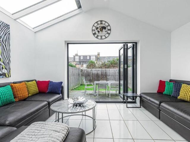 6 bedroom terraced house to rent