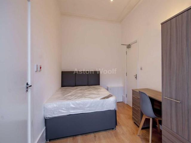6 bedroom terraced house to rent