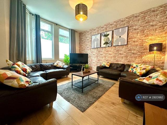 6 bedroom terraced house to rent