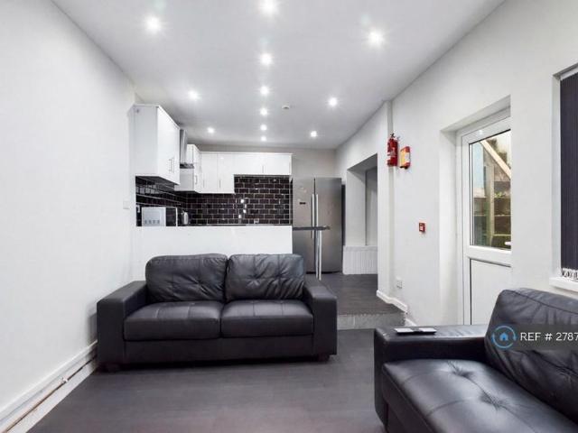 6 bedroom terraced house to rent