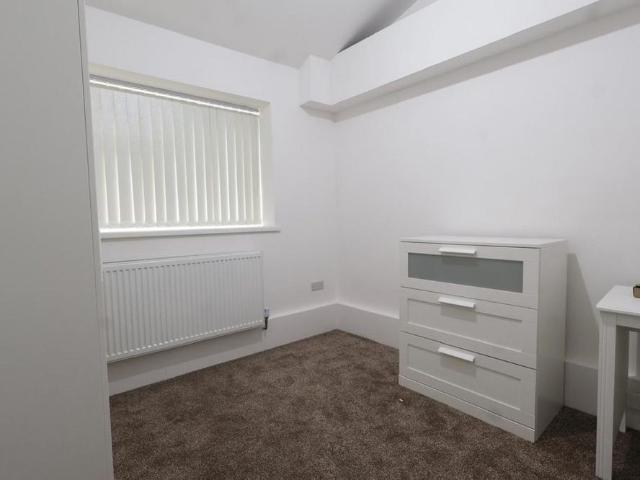 6 bedroom terraced house to rent