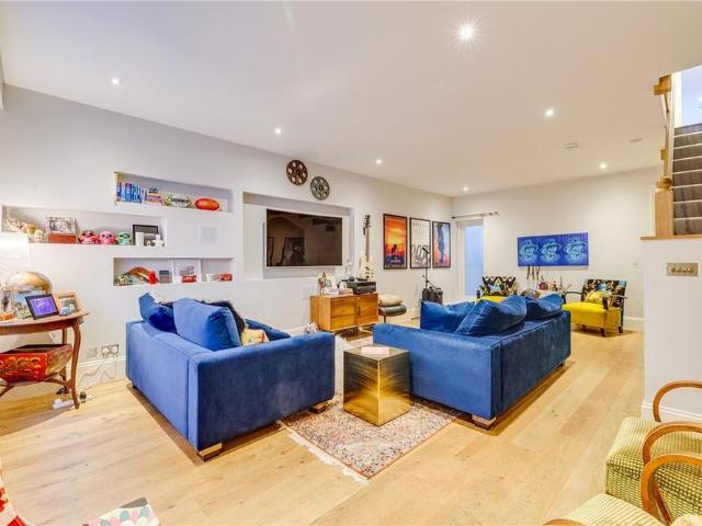 6 bedroom terraced house to rent