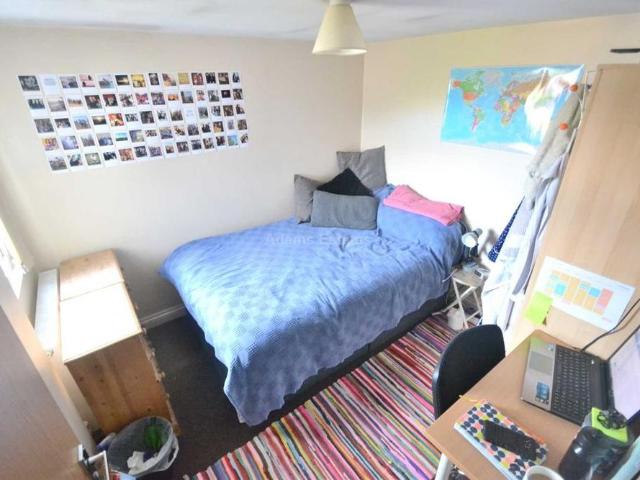 6 bedroom terraced house to rent