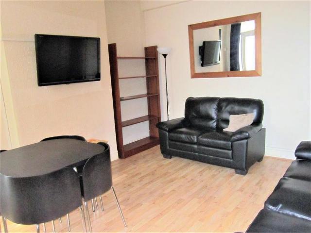 6 bedroom terraced house to rent