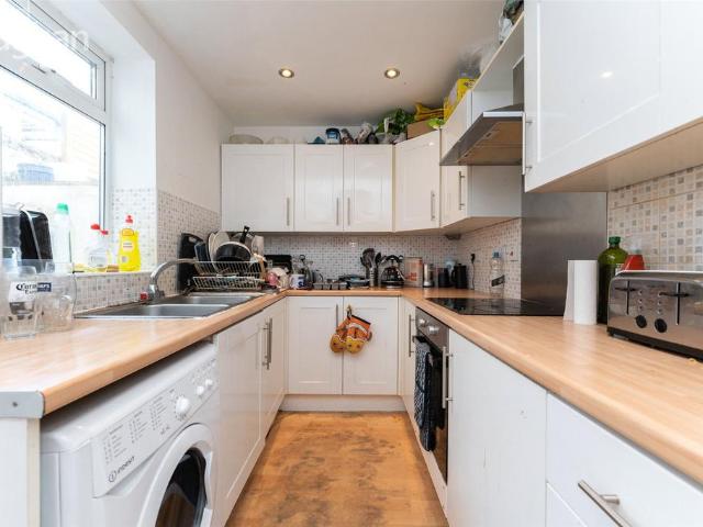 6 bedroom terraced house to rent