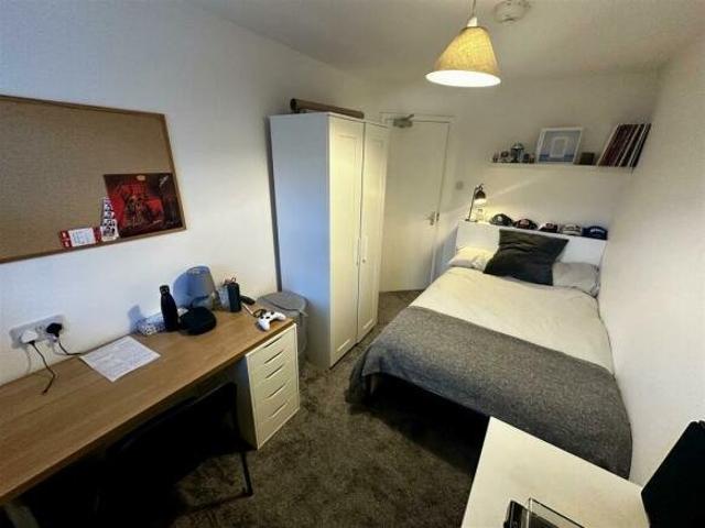 6 bedroom terraced house to rent