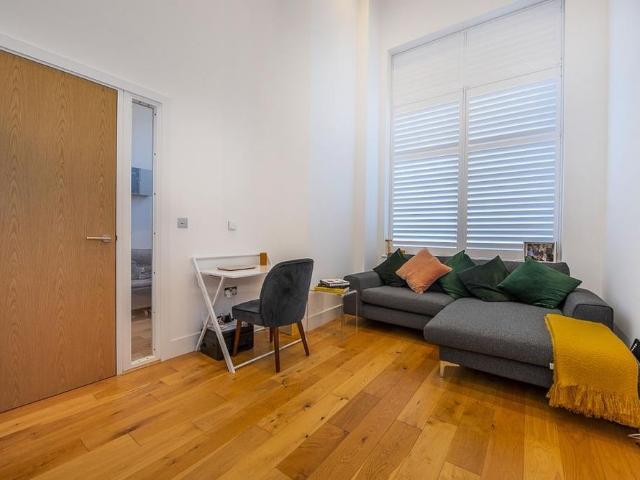 6 bedroom terraced house to rent