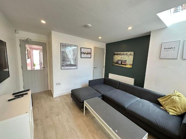 6 bedroom terraced house to rent