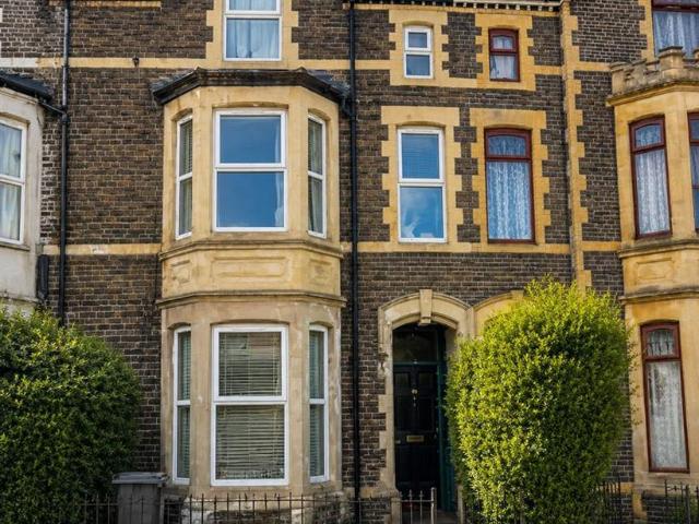 6 bedroom terraced house to rent