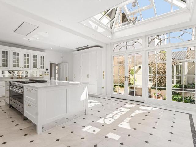 6 bedroom terraced house to rent