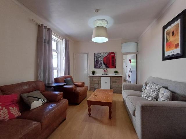 6 bedroom terraced house to rent