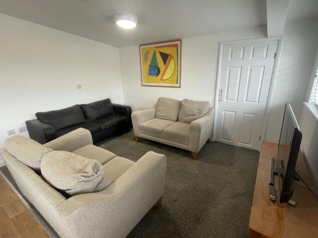 6 bedroom terraced house to rent