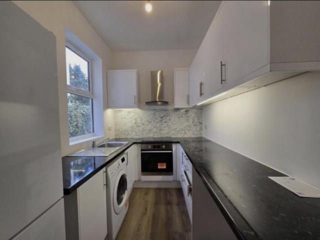 6 bedroom terraced house to rent
