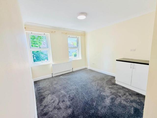 6 bedroom terraced house to rent