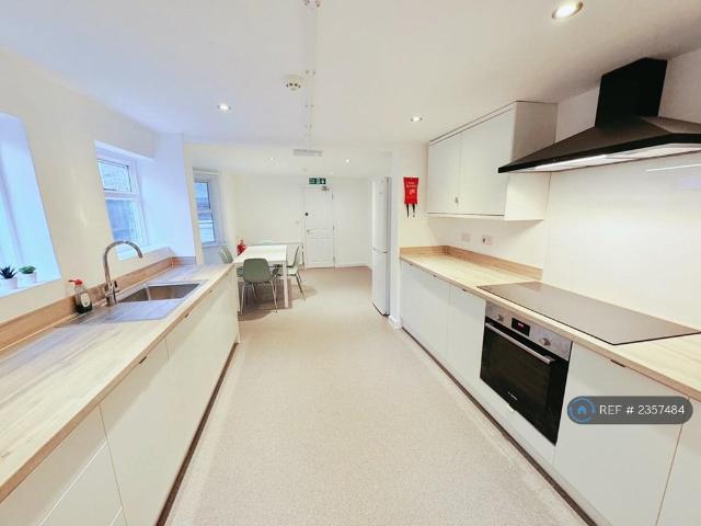 6 bedroom terraced house to rent