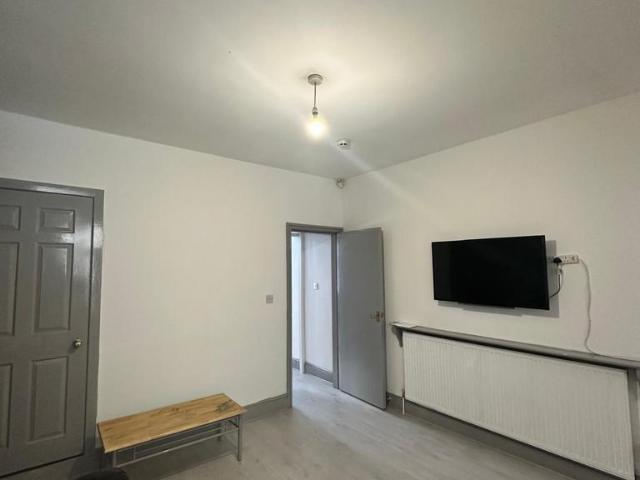 6 bedroom terraced house to rent