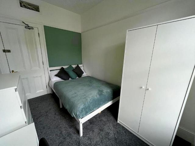6 bedroom terraced house to rent