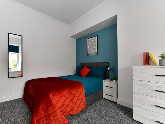 6 bedroom terraced house to rent