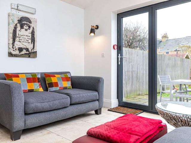 6 bedroom terraced house to rent