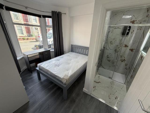 6 bedroom terraced house to rent