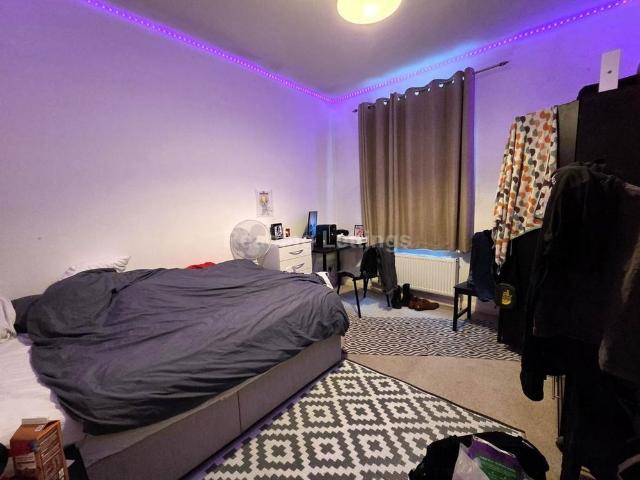 6 bedroom terraced house to rent