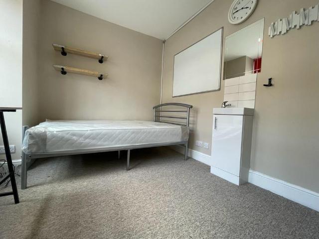 6 bedroom terraced house to rent