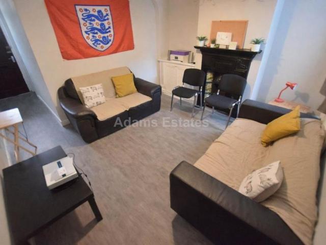 6 bedroom terraced house to rent