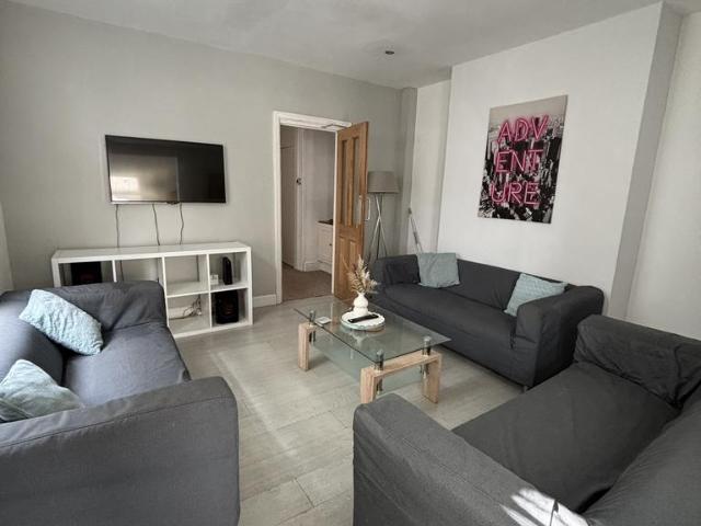 6 bedroom terraced house to rent