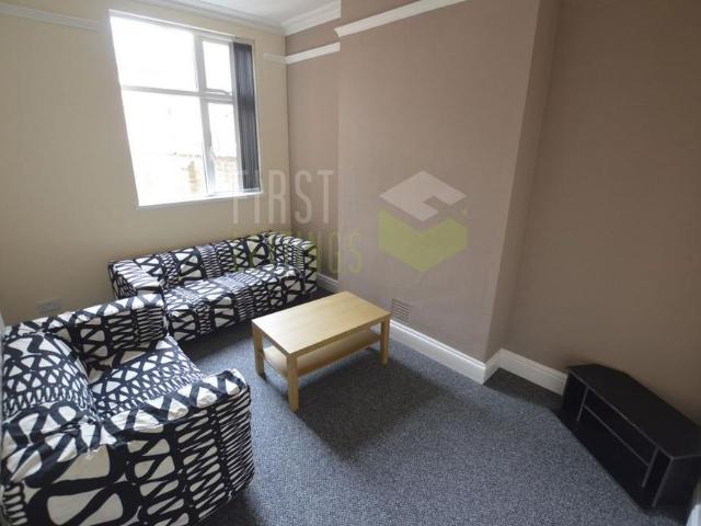 6 bedroom terraced house to rent