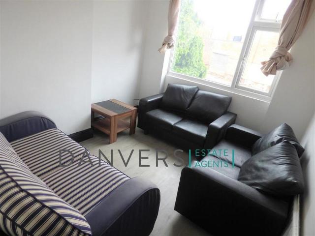 6 bedroom terraced house to rent