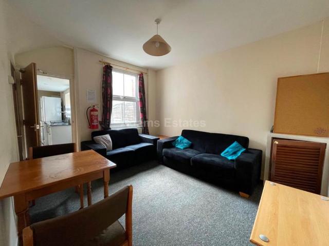6 bedroom terraced house to rent