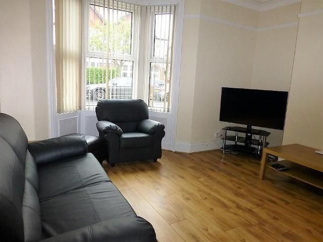 6 bedroom terraced house to rent
