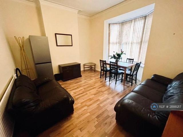 6 bedroom terraced house to rent