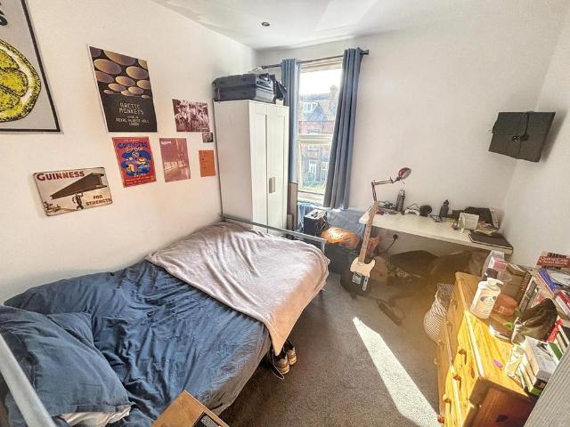 6 bedroom terraced house to rent