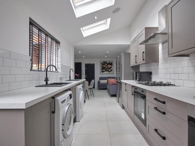6 bedroom terraced house to rent