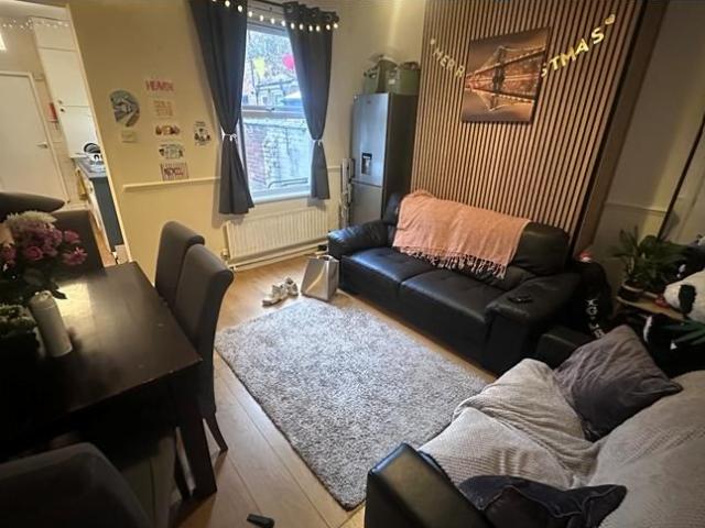 6 bedroom terraced house to rent