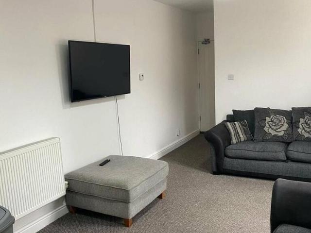 6 bedroom terraced house to rent