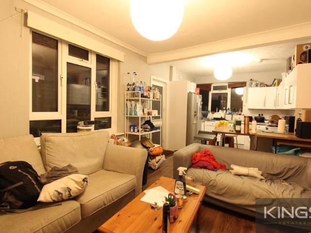 6 bedroom terraced house to rent