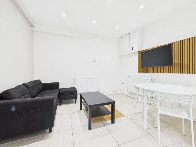 6 bedroom terraced house to rent
