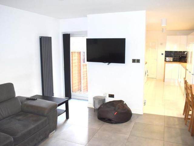 6 bedroom terraced house to rent