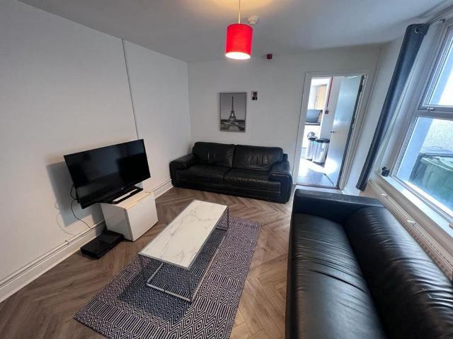 6 bedroom terraced house to rent