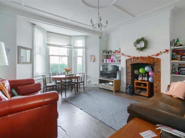 6 bedroom terraced house to rent